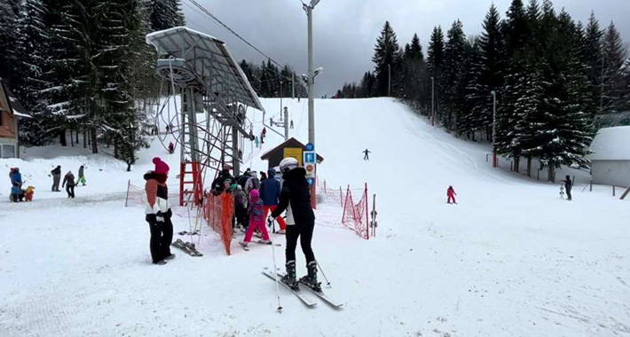 Instaliranje novog ski-lifta na Ponijerima u februaru, Eko kuća spremna ...